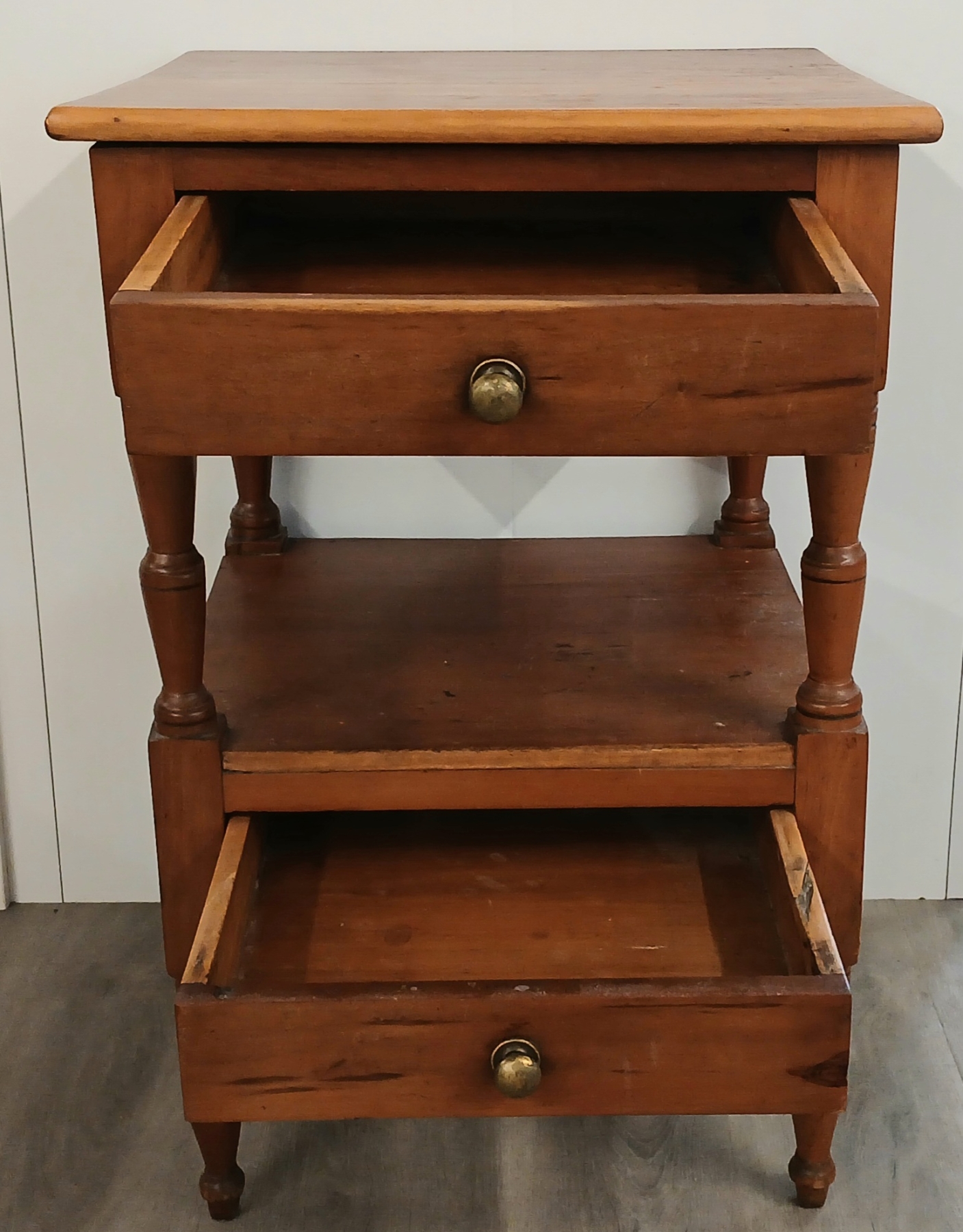 SHERATON STYLE SIDE TABLE W/ 2 DRAWERS