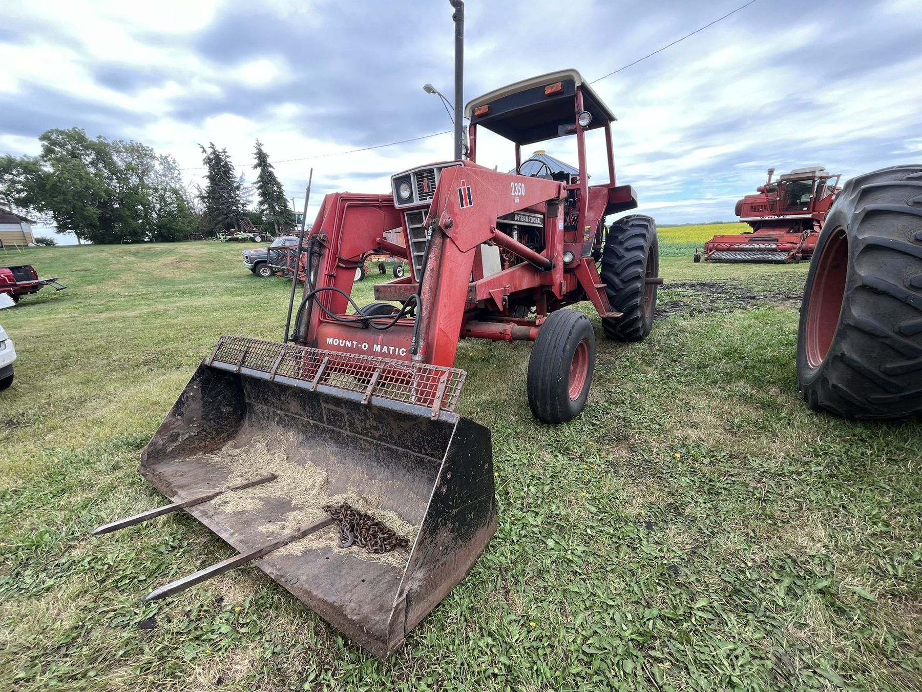 International 886 Tractor with 2350 Int. Loader & Mount-O-Matic Bucket ...