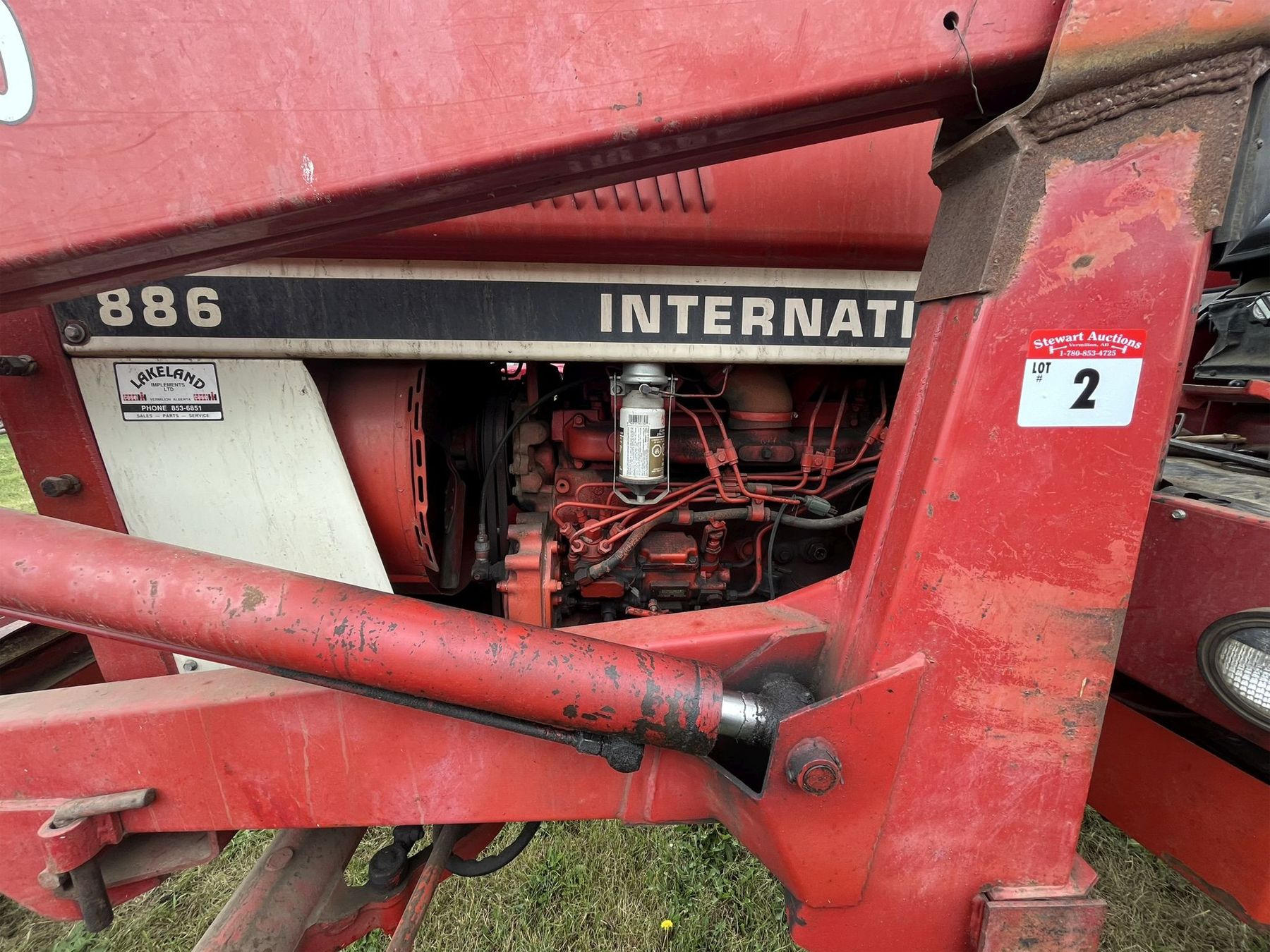 International 886 Tractor with 2350 Int. Loader & Mount-O-Matic Bucket ...