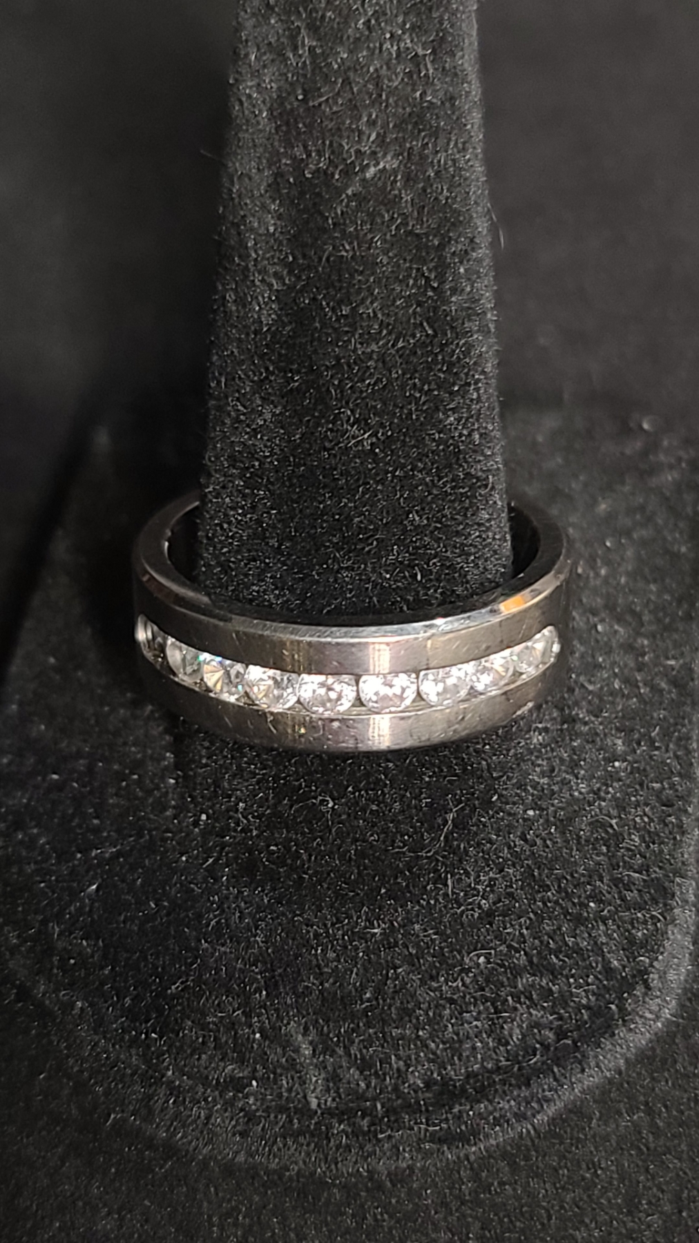 Men's Size 9 Titanium Ring With Clear Stones - Bosley Auctioneers