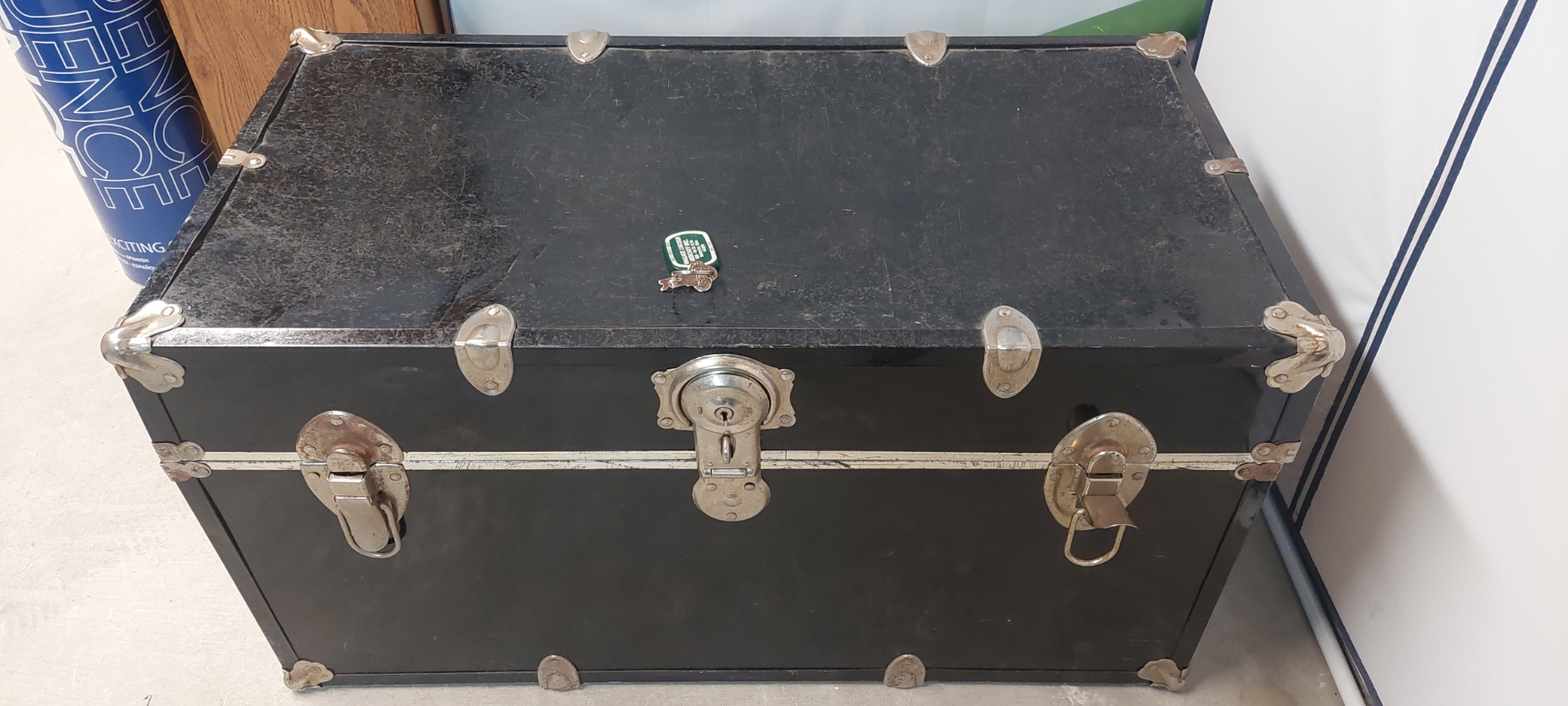 Locking Trunk with Key - Bosley Auctioneers