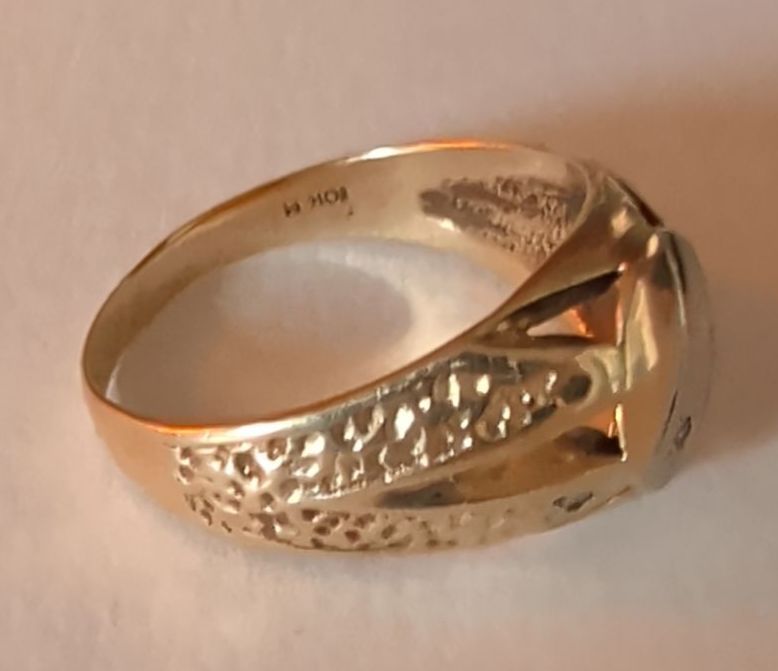 Stamped 10K Men's Tri- Gold Signet Ring 5.6g - Beck Auctions Inc.