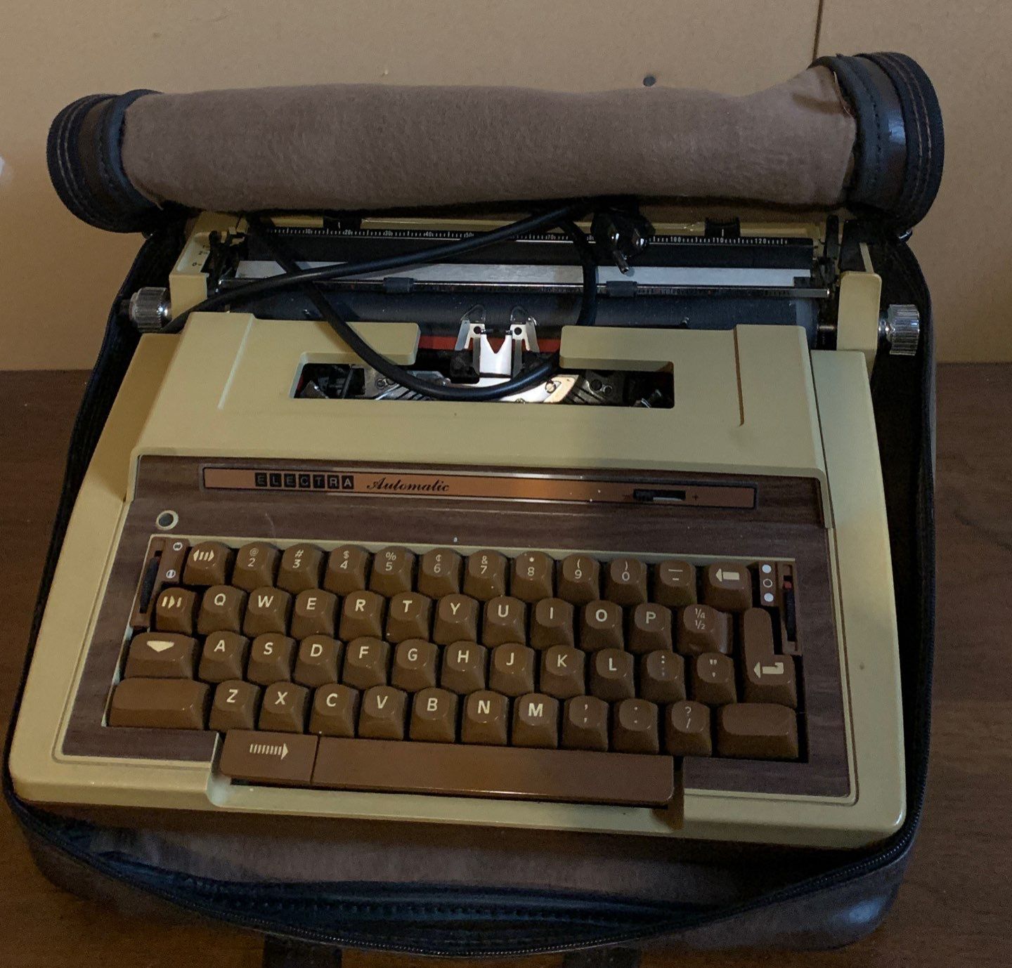 Vintage Smith Corona Typewriter 'Electra Automatic' - Beck Auctions Inc.