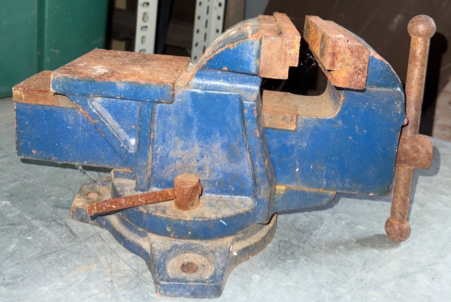 Vintage Blue 360 Swivel Type Bench 4" Vise- Workshop Vise w/Anvil ...