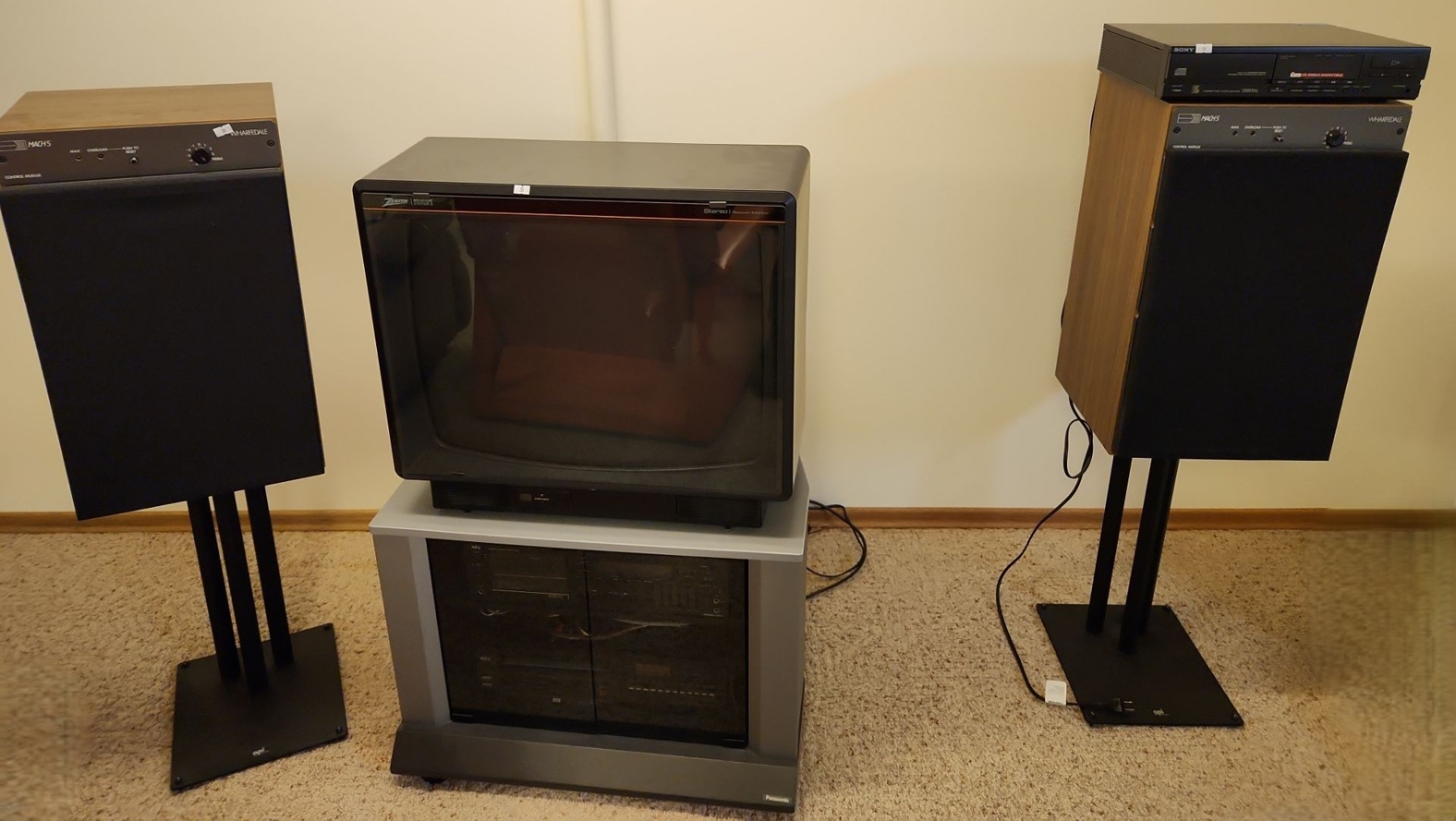 Sony CD Player CDP-M35, Zenith SE2593Y SDTV Set, VCR N831EC, Speakers ...