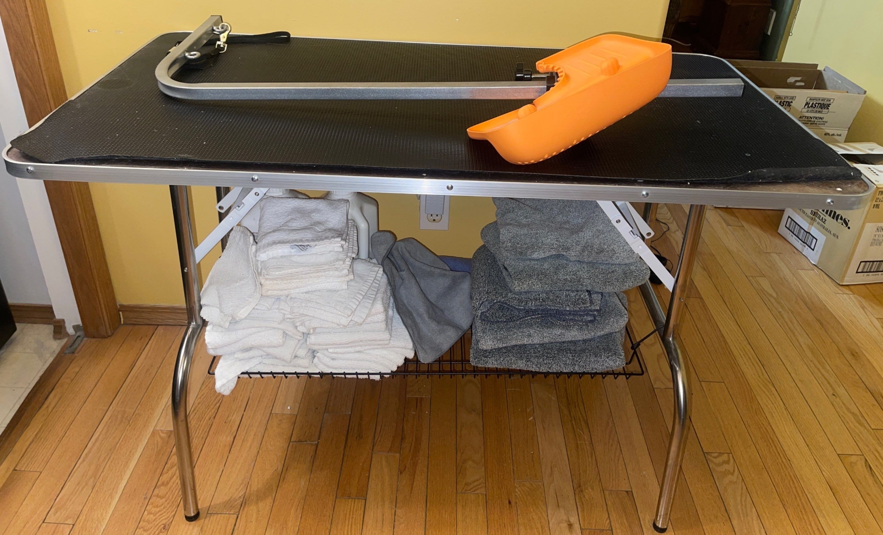 Dog Grooming Table & Towels - Beck Auctions Inc.