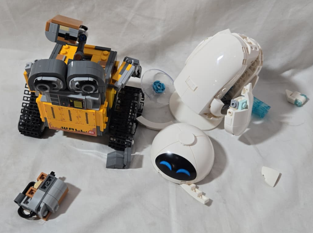LEGO DISNEY & PIXAR WALL-E & EVE BUILDING SET FOR ADULTS, AGES 18 ...
