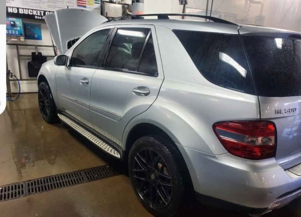 MERCEDES BENZ. MID-SIZE LUXURY SUV, POWERFUL ENGINE, COMFORTABLE RIDE ...