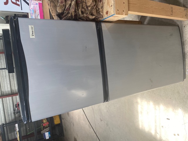 Magic Chef mini fridge with freezer model MCBR415SF